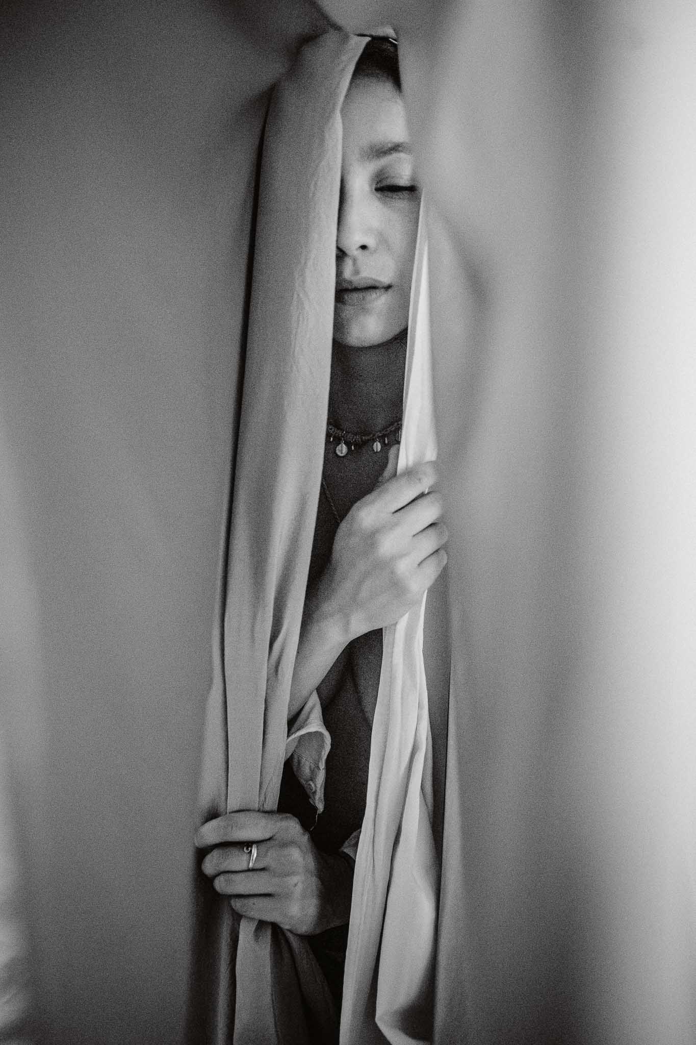 Intimate Photo Session - Layers and Liberation - Iga Koczorowska
